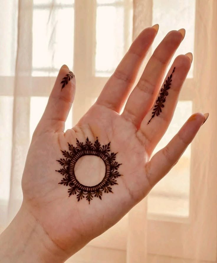 Circle Mehndi Design – Simple & Elegant Round Mehndi Pattern